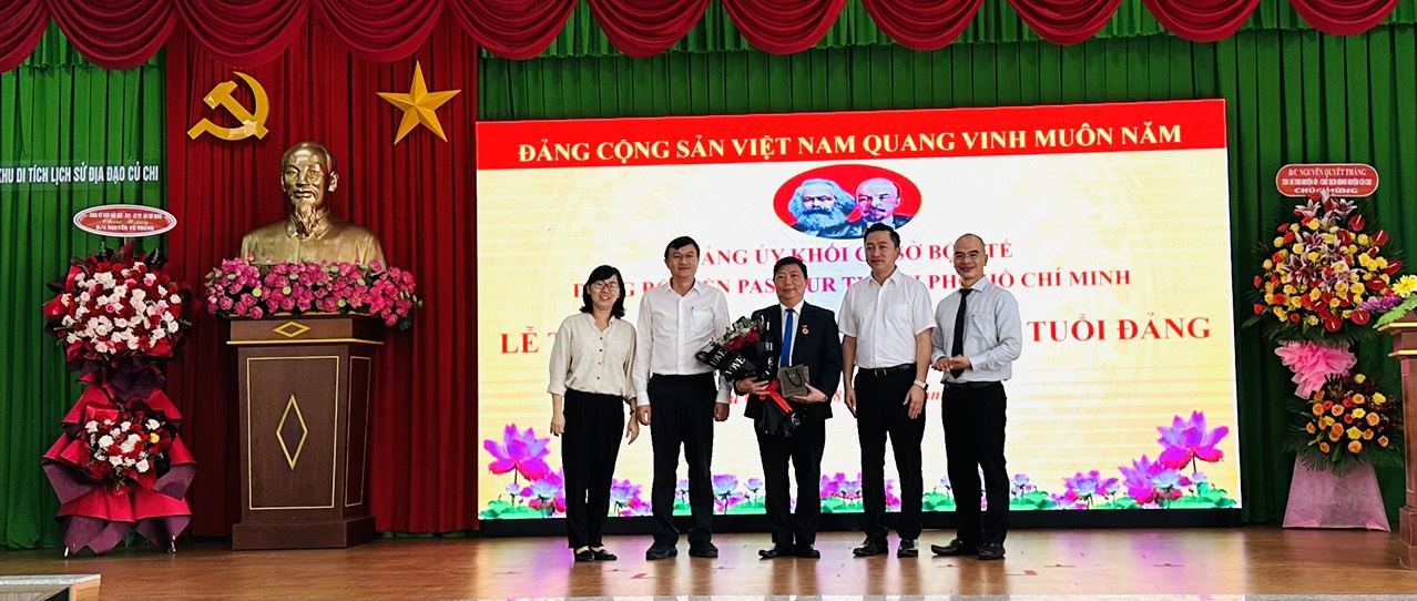 LỄ TRAO TẶNG HUY HIỆU 30 NĂM TUỔI ĐẢNG CHO ĐỒNG CHÍ NGUYỄN VŨ TRUNG | Viện Pasteur TP.HCM | Phục ...